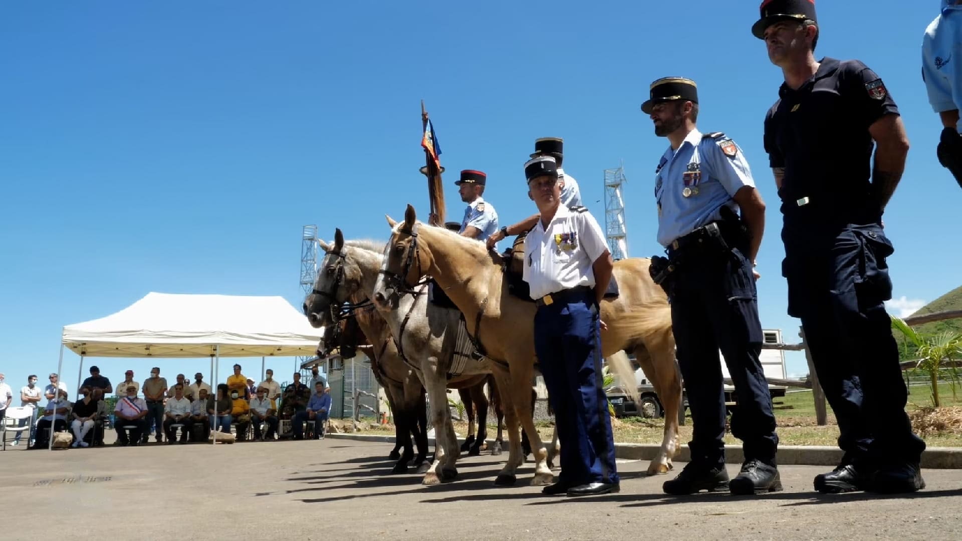 Le Peloton de Surveillance et d'Intervention à Cheval de la gendarmerie ...